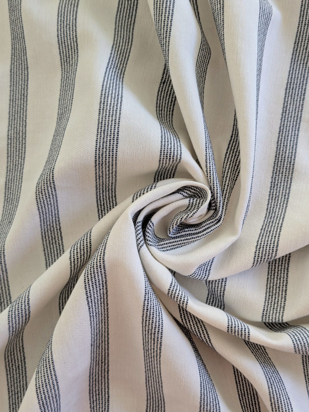 Coton blanc rayures brodées marine - Tissus - Anna Rose patterns